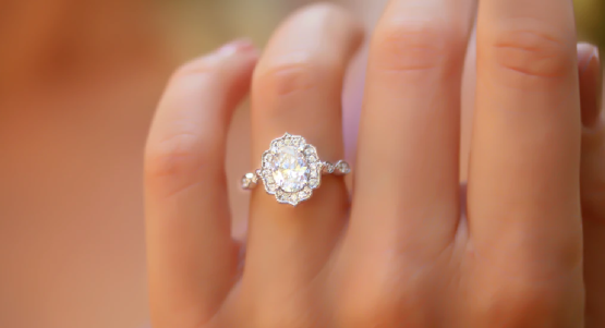 Oval vs Round Diamond: Which One to Choose? – Loose Grown Diamond